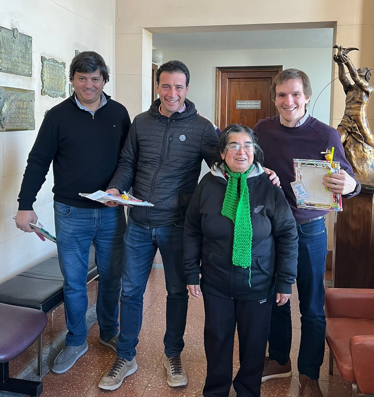 Los residentes del Hogar Cumen Ché en el municipio y plaza por el Día ...